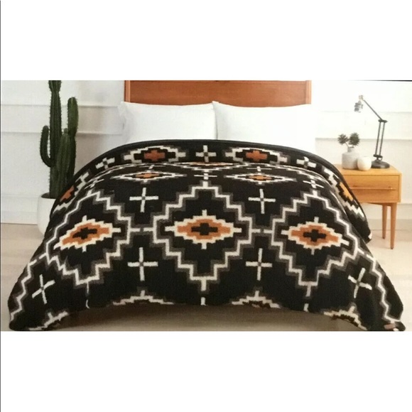 Pendleton | Bedding | Pendleton Black Otero Sherpa Queen Blanket | Poshmark
